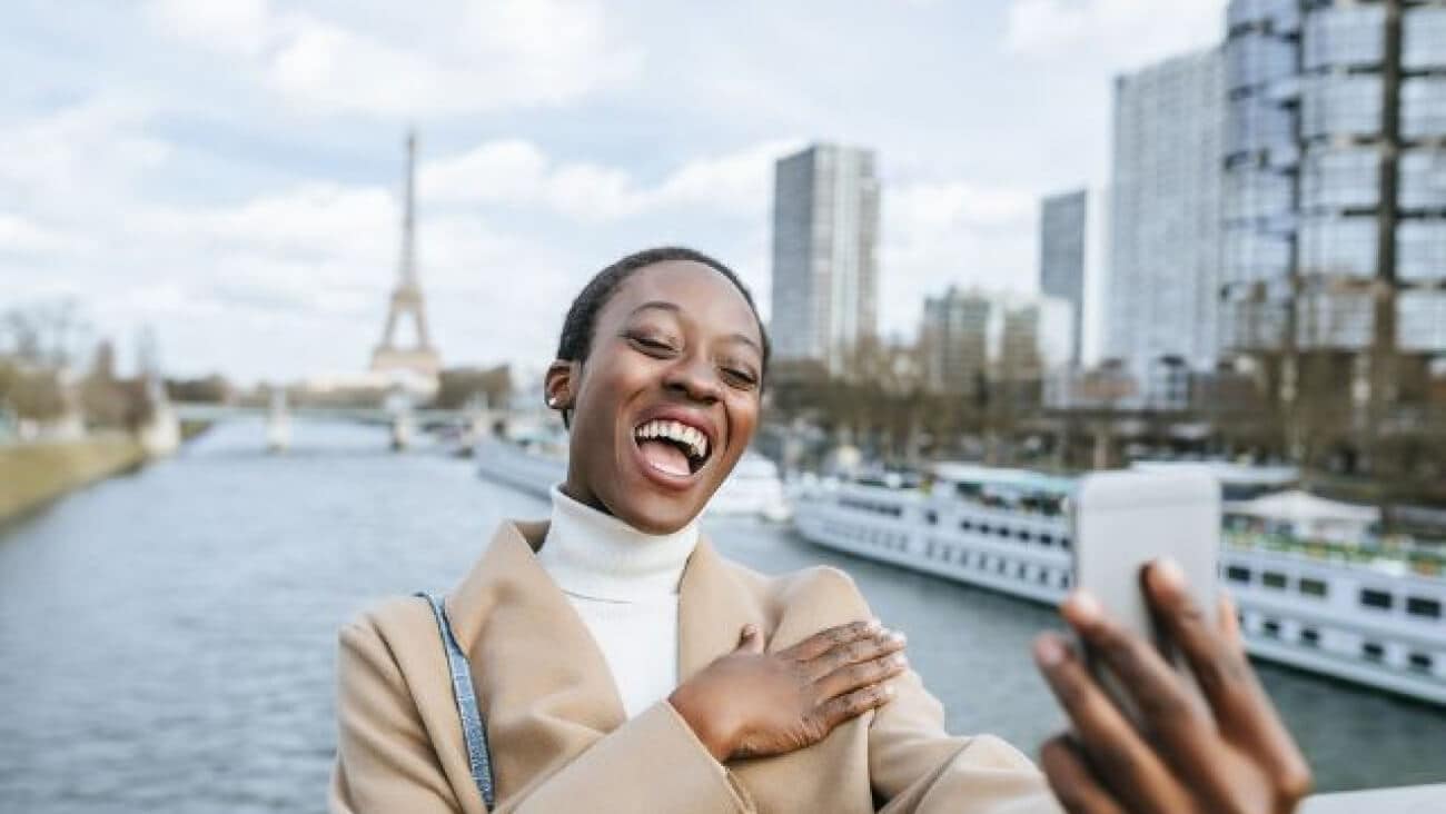 Optus brings in-flight roaming to customers from $5 a day | Optus